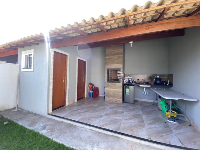 Venda de belíssima casa de três quartos, sendo uma suíte, vaga para dois carros