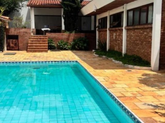 VENDA DE CASA NO BAIRRO BANDEIRANTES, COM 03 SALAS, 04 QTOS, SUITES, PISCINA, CHURRASQUEIRA, EXCELEN