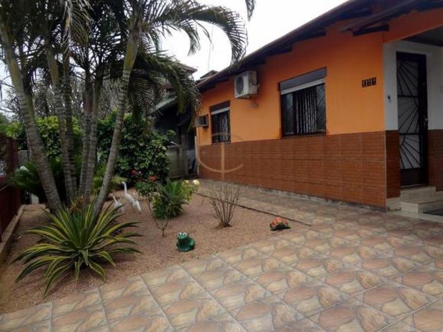 Venda de casa com 2 dormitórios, pátio na frente e fundos, no Centr