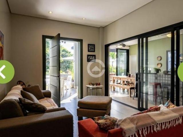 Venda de Casa Deslumbrante com Vista Permanente do Pôr do Sol em Sousas!