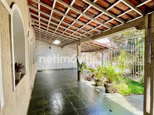 Venda de casa linear no Itapoã em ótima localização
