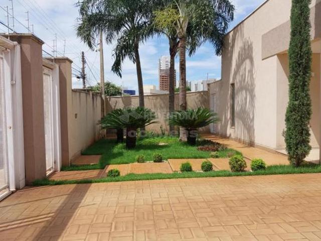 Venda de casa residencial/comercial no bairro Jardim Redentor com 03 dormitórios e 04 vagas de garag