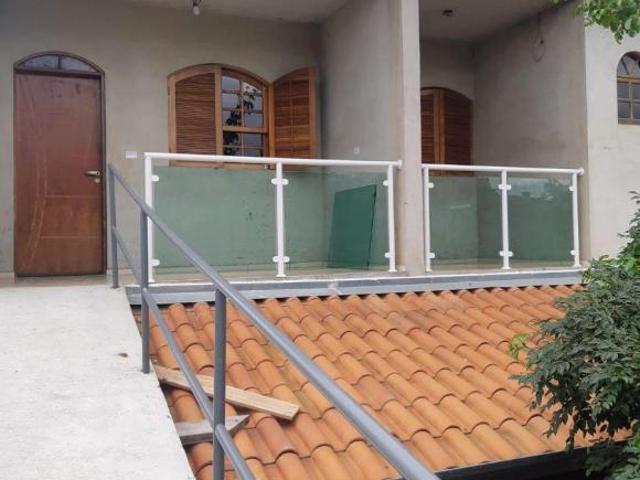 Venda de lindo sobrado de 441 m², com edícula e quintal com diversas árvores frutíferas
