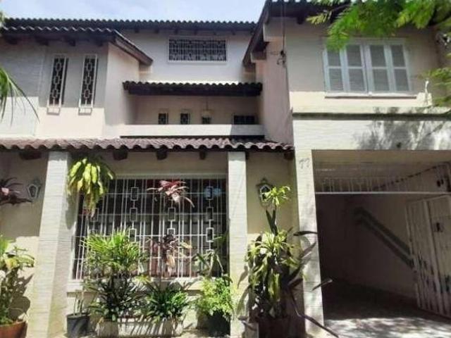 VENDE – AMPLA CASA RESIDENCIAL COM PISCINA E 5 VAGAS