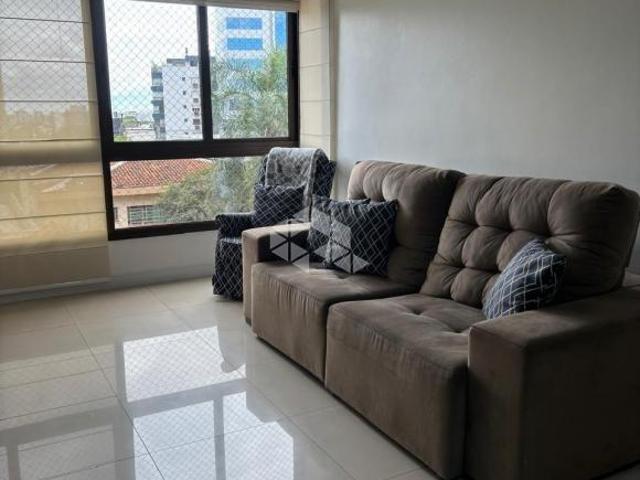 Vende apartamento com 3 quartos e 2 vagas junto a Sogipa