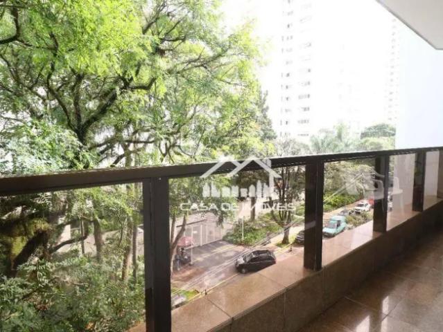 Vende apartamento com 200m², 3 suítes, 3 vagas de garagem e