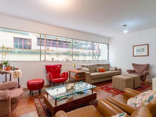 Vende apartamento com 4 dormitórios, sendo uma suíte, 151m²