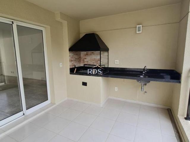 Vende apartamento cobertura no contrapiso de 510m², com quatro suítes, cinco vagas, depósito e pisci
