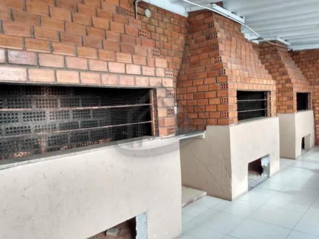 Vende apartamento de 2 dormitórios, mais dependência de empregada, dois banheiros, living amplo, em