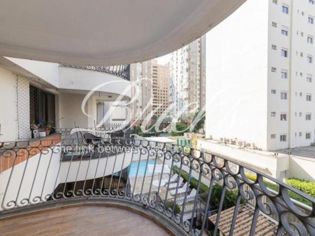 VENDE APARTAMENTO EM MOEMA 3 SUÍTES, 2 VAGAS DE GARAGEM
