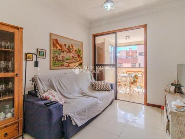 Vende apartamento no Menino Deus com 3 dormitórios, elevador, portaria
