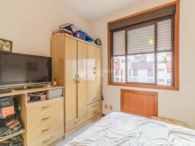 Vende apartamento no Menino Deus com 3 dormitórios, elevador, portaria