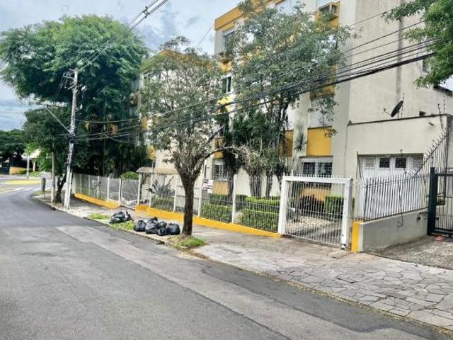 Vende apto 02 dormitórios, sala, banheiro, cozinha e área de serviço separada.< BR> Prédio local