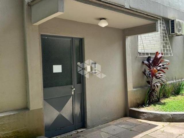 Vende apto 2 quartos desocupado, com 1 vaga o sol da manhã e tarde, no 3º anda