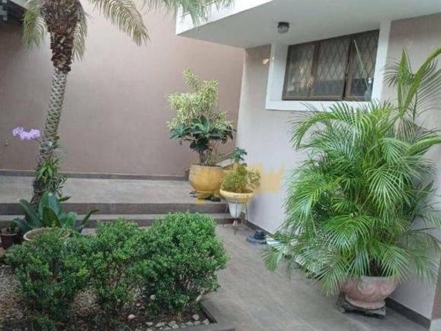 Vende belíssima casa com 3 quartos, 3 garagens e excelente localização