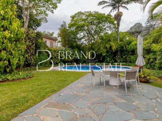 Vende Casa Assinada por Eduardo Longo, 4 suítes, 6 banheiros, 8 vagas, piscina, 422m², terreno 1550m
