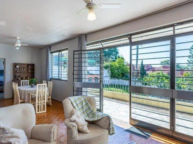 Vende casa com 05 quartos e garagem para 5 carros