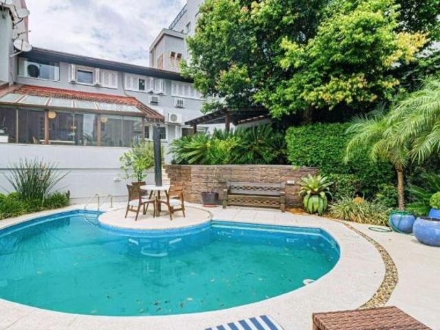 Vende casa com 3 dormitórios e 2 vagas no bairro Chácara das Pedras