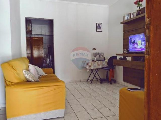 Vende Casa com 3 Quartos e 2 Banheiros