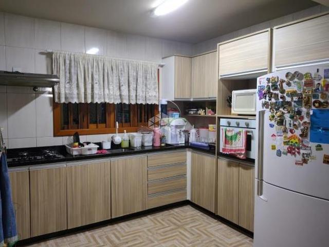 Vende casa sobrado,semi mobiliado, 5 quartos, 2 suítes, 2 banheiros,2 vagas cobertas, piscina em Gra