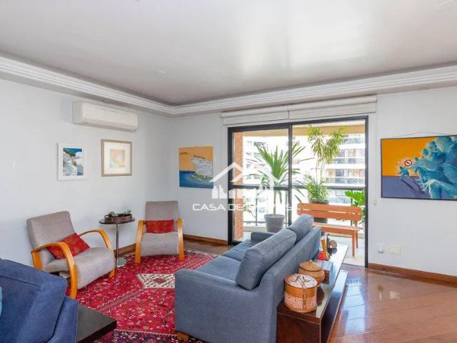 Vende excelente apartamento com 161m², 3 suítes e lazer em Moema