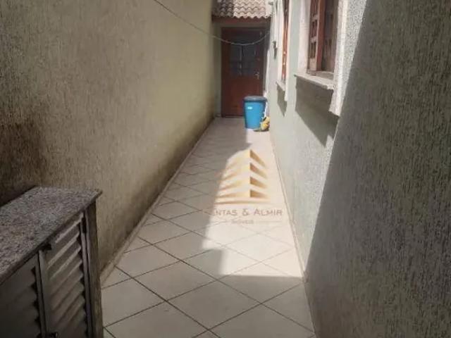 Vende excelente sobrado com 3 dormitórios e uma suíte com hidromassagem na Santa Mena