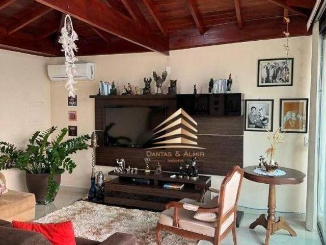 Vende excelente sobrado no condomínio Aruã