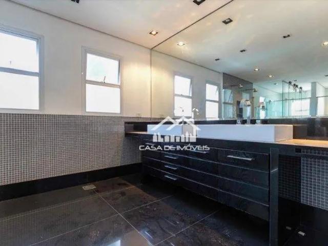 Vende mansão com 4 suítes, 5 vagas, piscina privativa em condomínio no Alto da Boa Vista