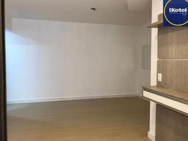 Vende ou aluga no bairro Menino Deus, com garagem, apartamento de 03 dormitório