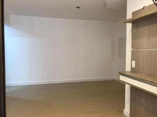 Vende ou aluga no bairro Menino Deus, com garagem, apartamento de 03 dormitórios, suíte, living 02 a