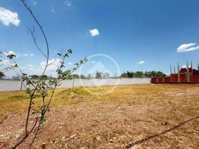 Vende se terreno no Condomínio Florais Safira, parte do fundo murado, com 202,12 m2, com área de