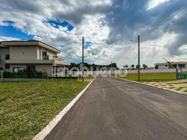 Vende se Terreno no Condomínio Santa Felicidade com 900m². R$2.500.000,00