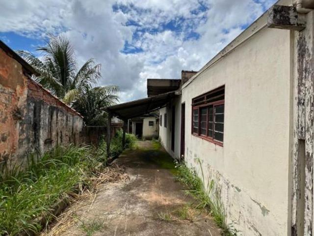 VENDE SE TERRENO COM CASA PARA REFORMAR OU DEMOLIR PRÓXIMO AO PESTALOZZI NO CENTRO OPORTUNIDADE
