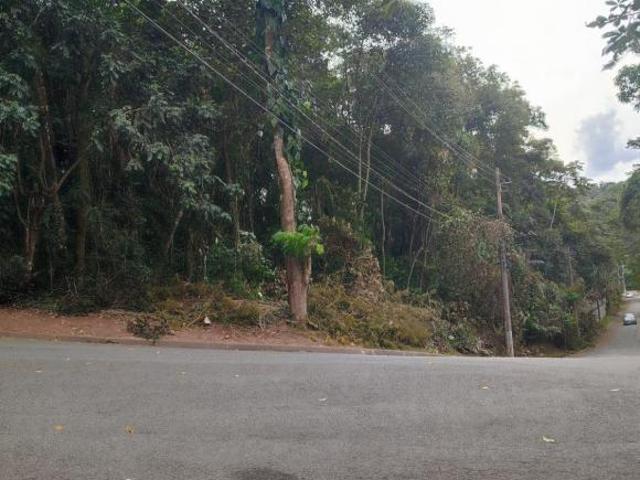 Vende se Terreno de esquina no Cond. Sausalito, excelente localização