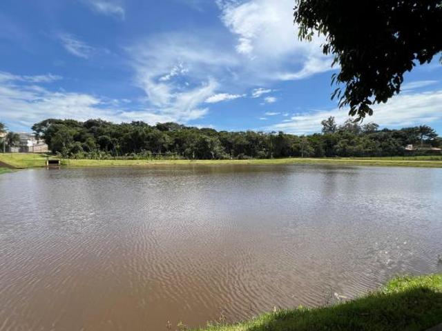 Vende se terreno em condomínio fechado