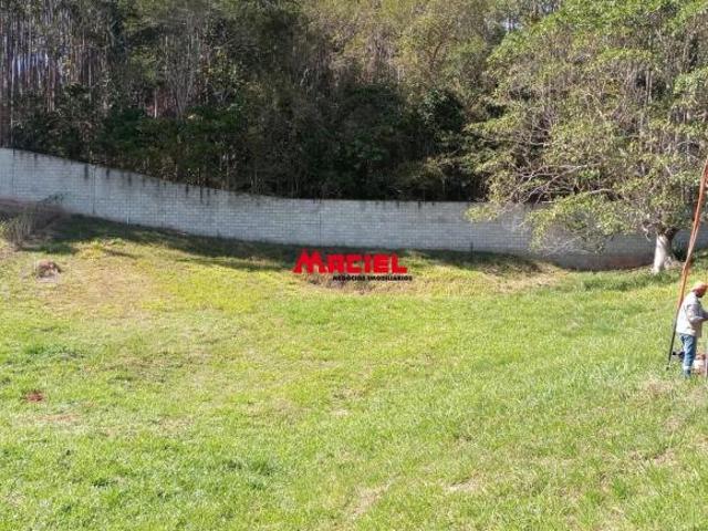 vende se um terreno em condominio,com estudo do solo feita,tem projeto arquitetônico,elétrico e h
