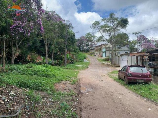 Vende se um terreno