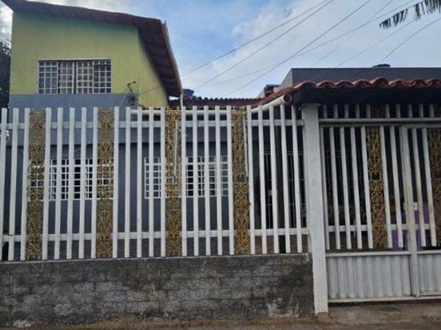 Vende se um imóvel com 3 casas na Qd 05 do Setor Leste Gama DF