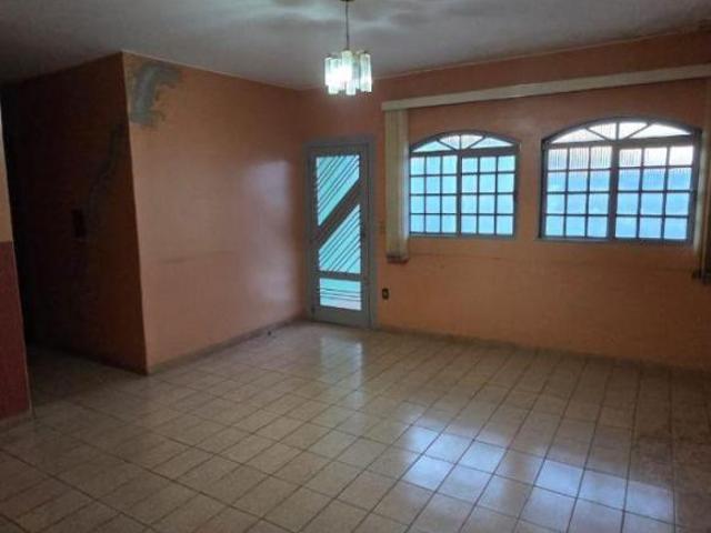 Vende se um prédio com 2 apartamentos e 2 lojas na Qd 45 da SHIS Leste Gama