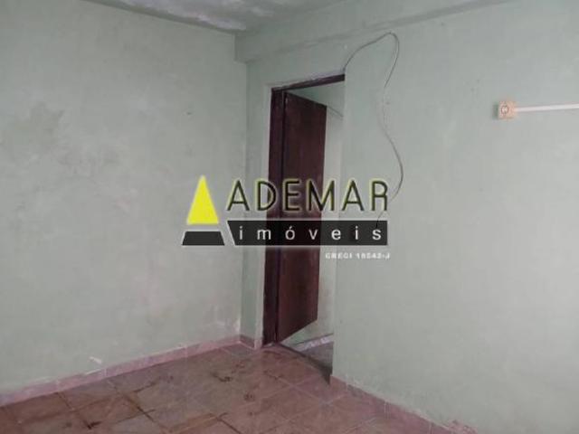 Vende se uma casa com um excelente terreno
