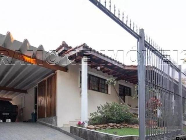 Vende se uma linda casa térrea, 3 dormitórios sendo 1 suíte master com closet, ampla sala para 3 amb