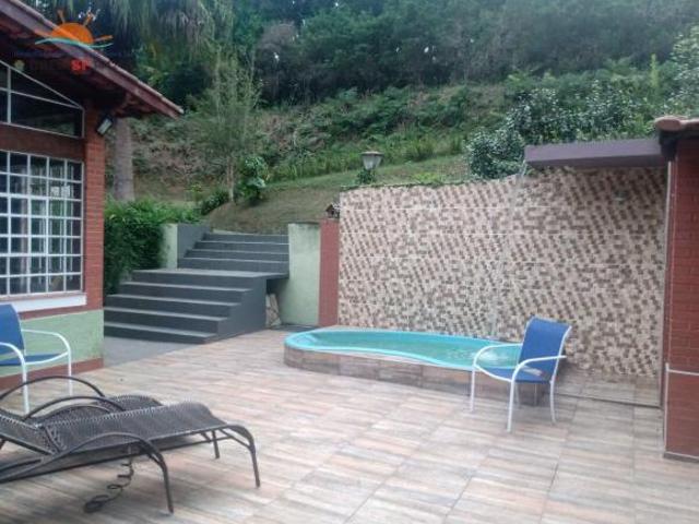 Vende se uma linda casa dentro de um clube