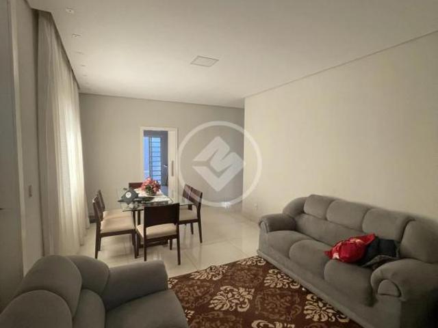 # Vende se ampla casa no Bairro Jardim Califórnia com 416 m2 de área útil no total de 600m2, com 04