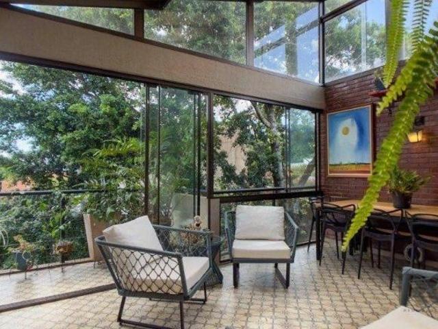 Vende se ampla casa em condomínio com 3 dorm sendo 2 suítes, com 2 vagas e terraço 200m² Vila As