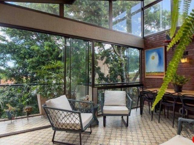Vende se ampla casa em condomínio com 3 dorm sendo 2 suítes, com 2 vagas e terra