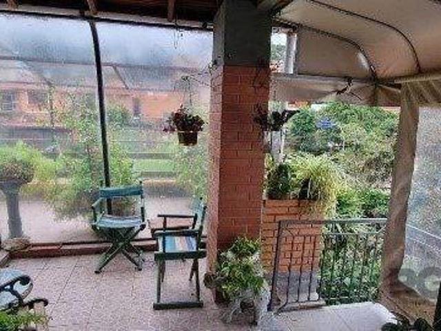 Vende se ampla casa 6 quartos, 2 suítes, 5 vagas de garagem, churrasqueira e dua