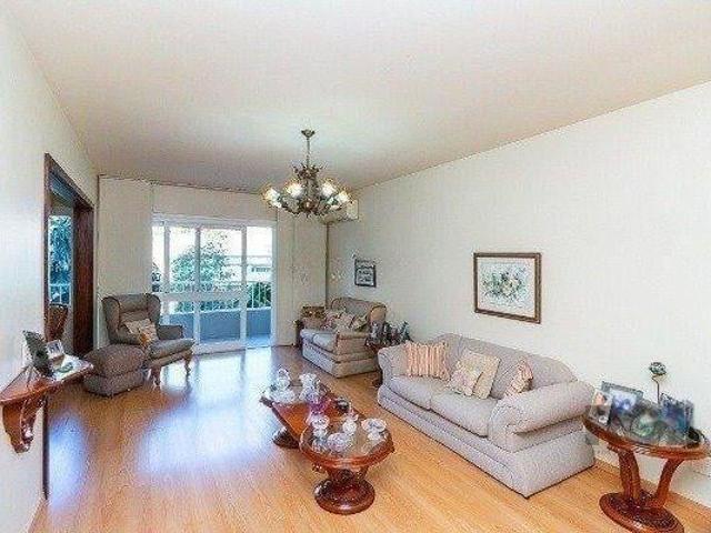Vende se amplo apartamento 3 quartos c/ suíte, 2 vagas, living com sacada e vist