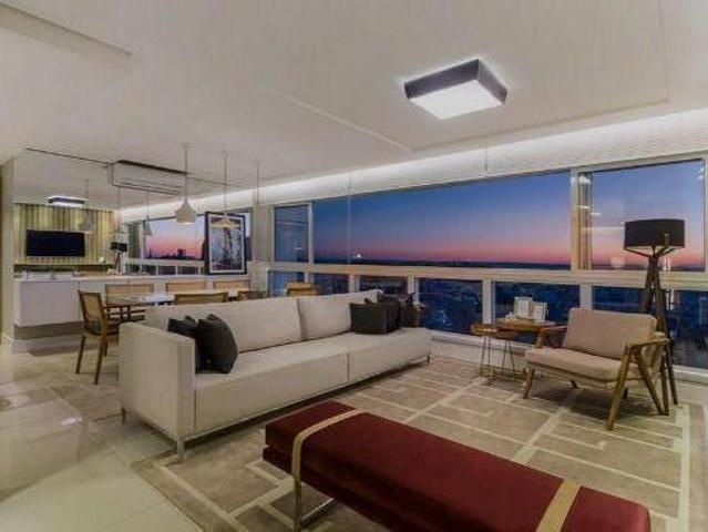 Vende se amplo apartamento com 3 suítes, 126m² e 2 vagas Petrópolis