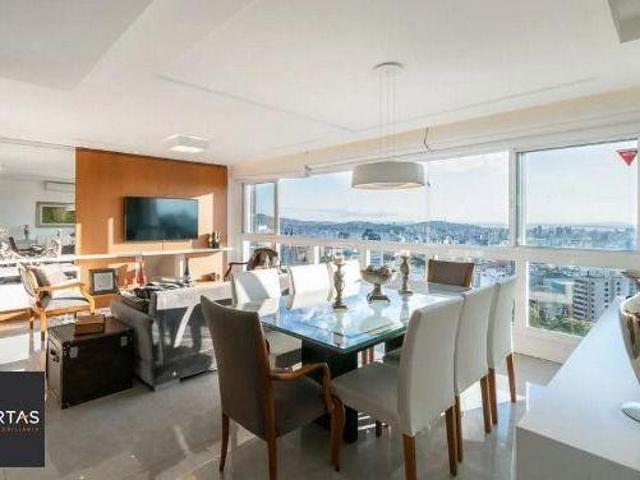 Vende se amplo apartamento com 3 suítes, 126m² e 2 vagas Petrópolis