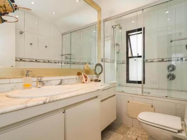 Vende se Apartamento 168M. 4 Dormitórios, 2 Vagas